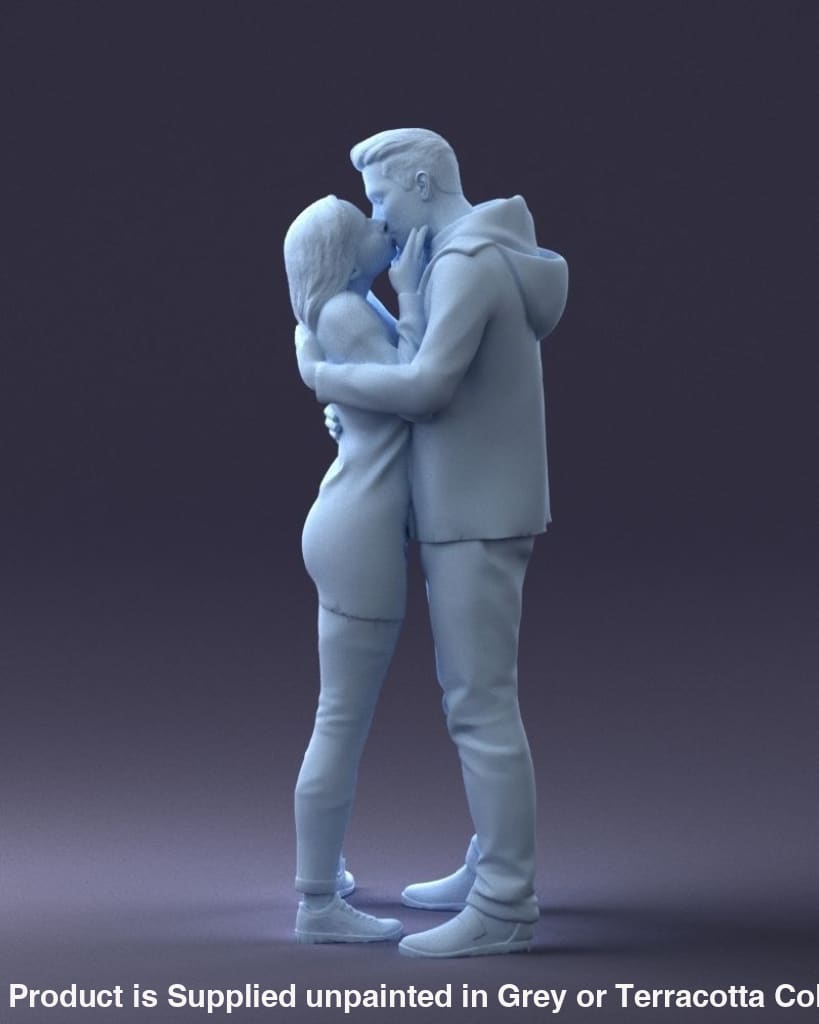 MM024 Young Kissing Couple – Scale Scenery And Figures