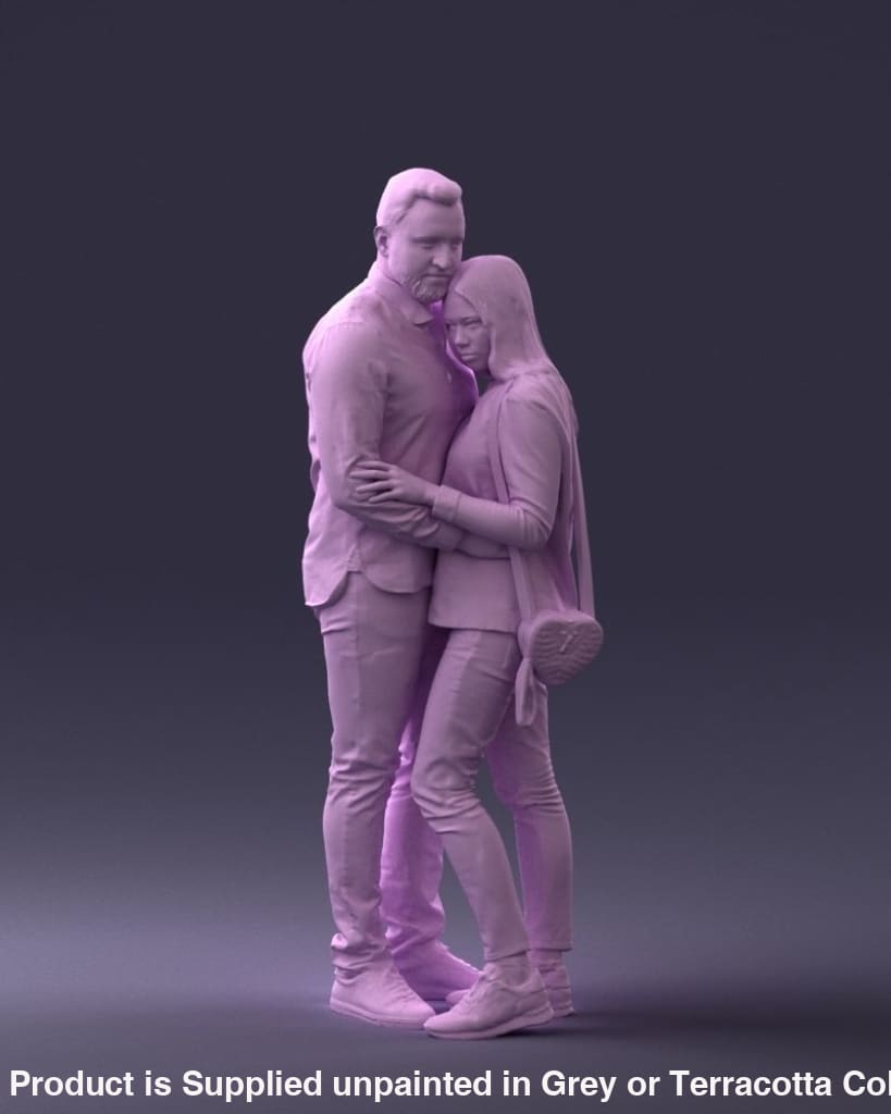 MM077 Young Couple Hugging – Scale Scenery And Figures