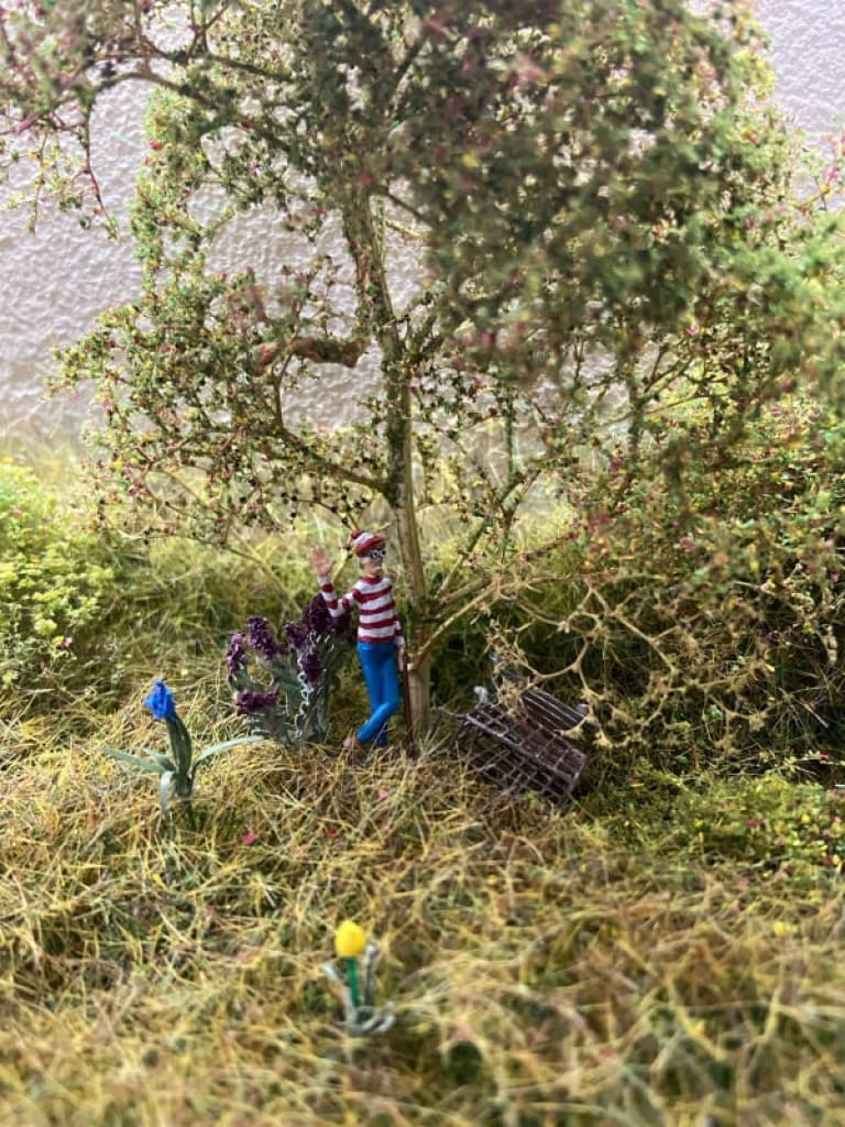 MM235 Where's Wally – Scale Scenery And Figures